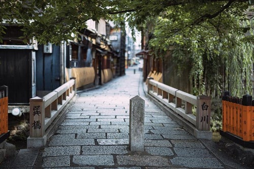 祇園白川の巽橋を抜けた切り通しの古い町並み の無料写真素材 Id87314|ぱくたそ